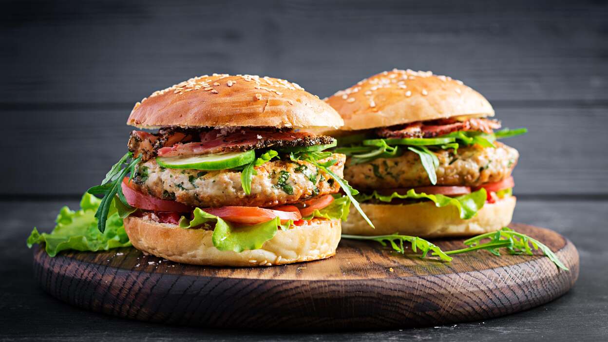 Três maneiras de fazer um hambúrguer de peru mais suculento - As Claras